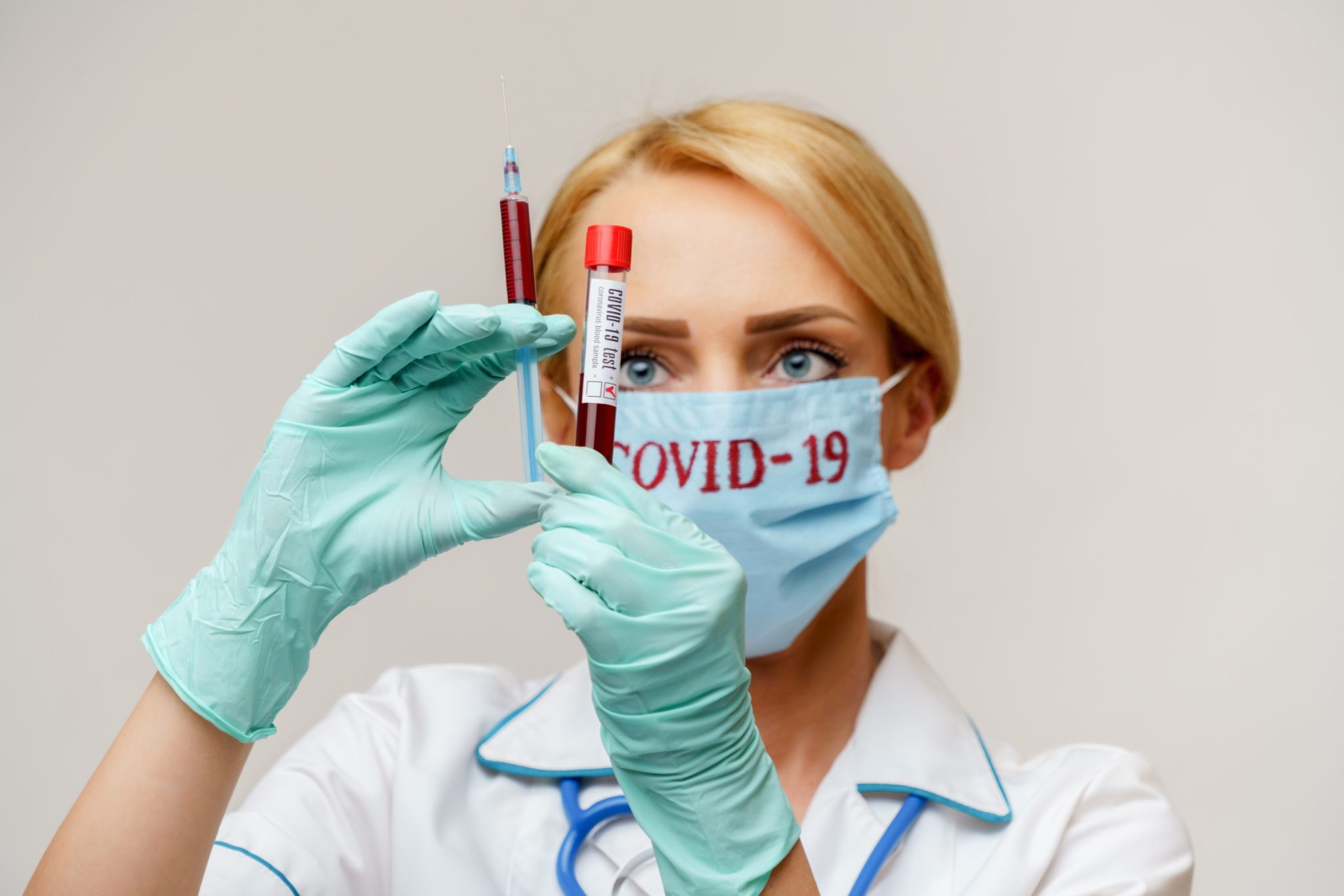 COVID-19: Πόσο αποτελεσματικά είναι τα νέα εμβόλια και ποιοι πρέπει να ...
