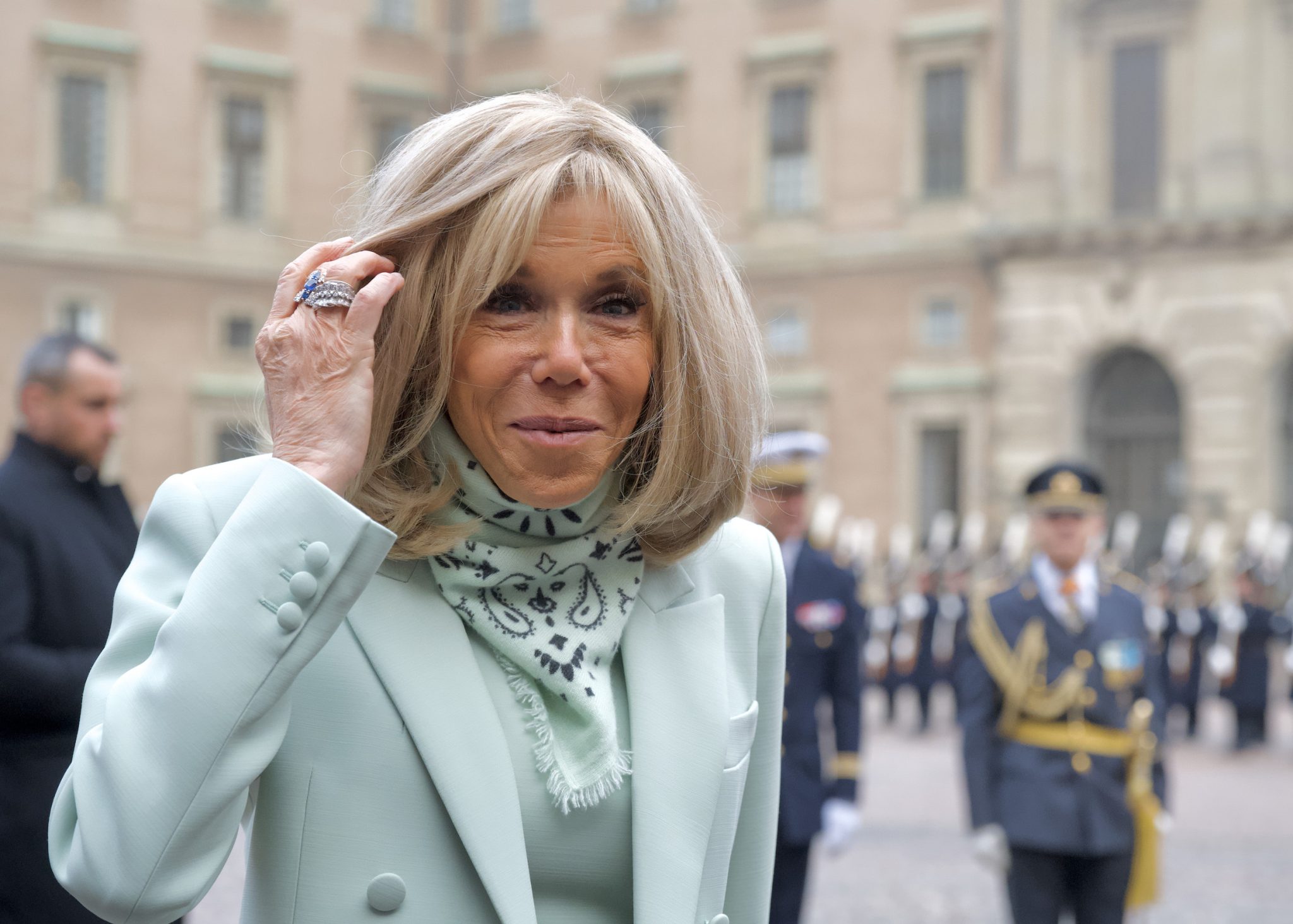 Η καθημερινή άσκηση της Brigitte Macron για επίπεδη κοιλιά στα 70 - Όλο ...